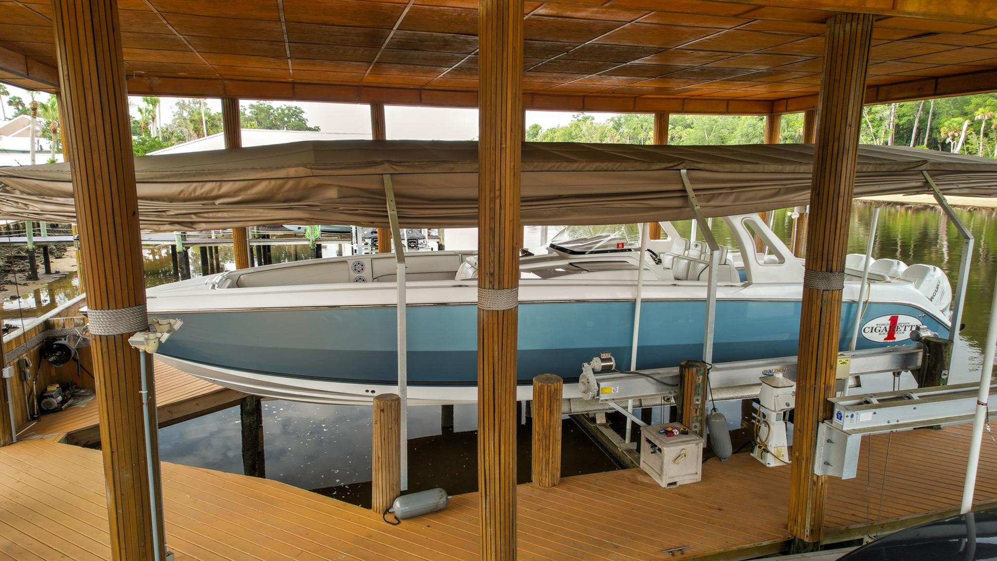 2015 Cigarette 42 Huntress - FLY Yachts