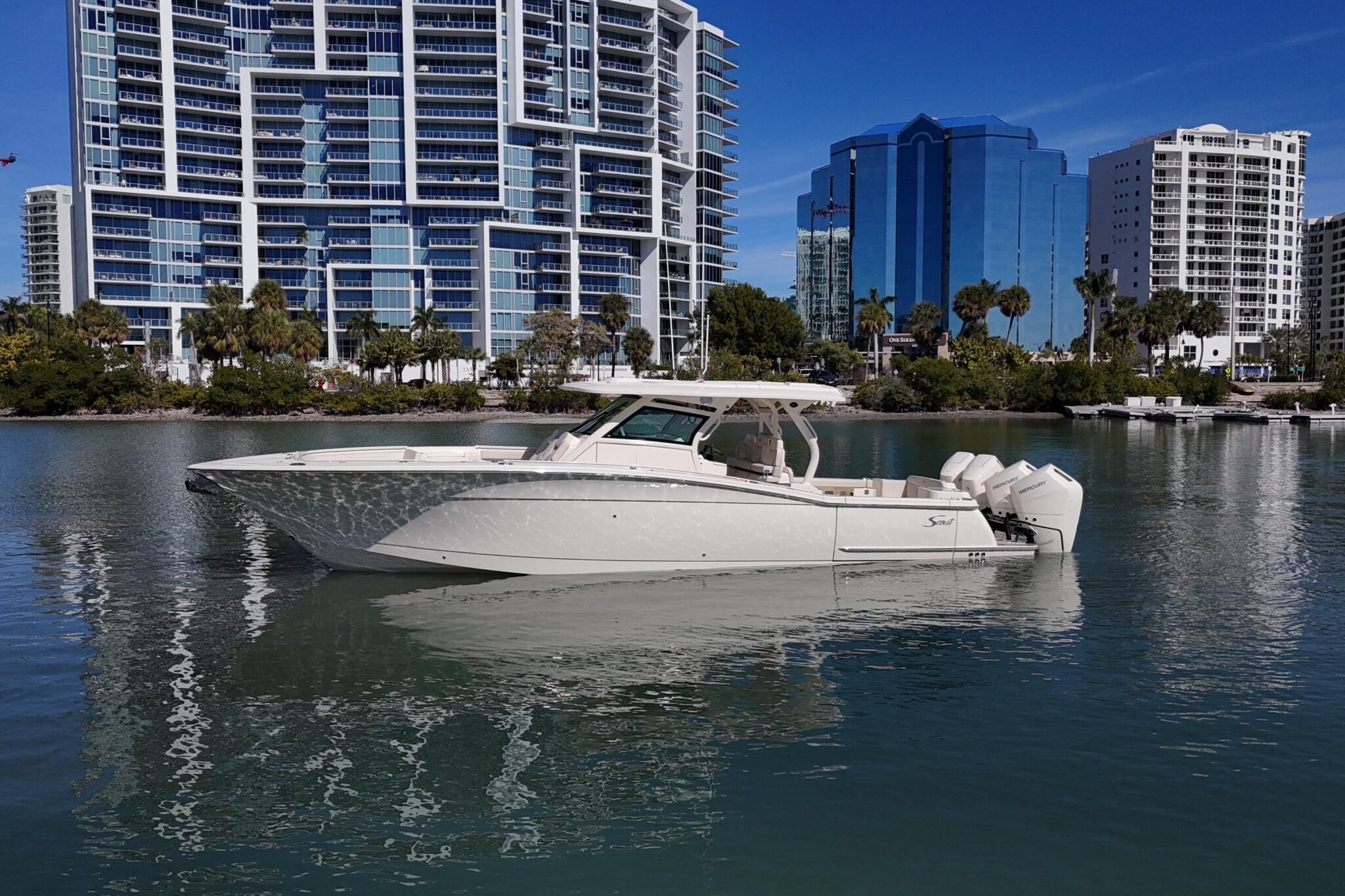 2026 Scout 400 LXF Li-Ion Center Console | Fly Yachts